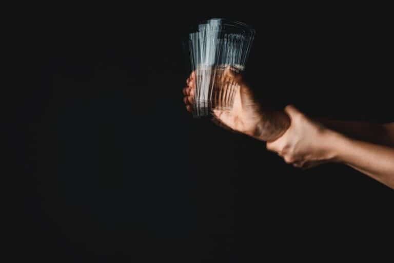 Tremore alle mani da ansia: come riconoscerlo e come fermarlo